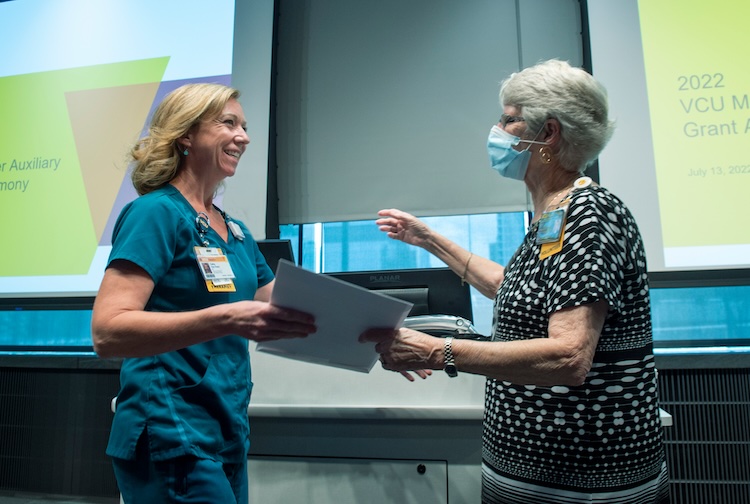 Volunteers give back and give thanks to VCU Health | VCU Health